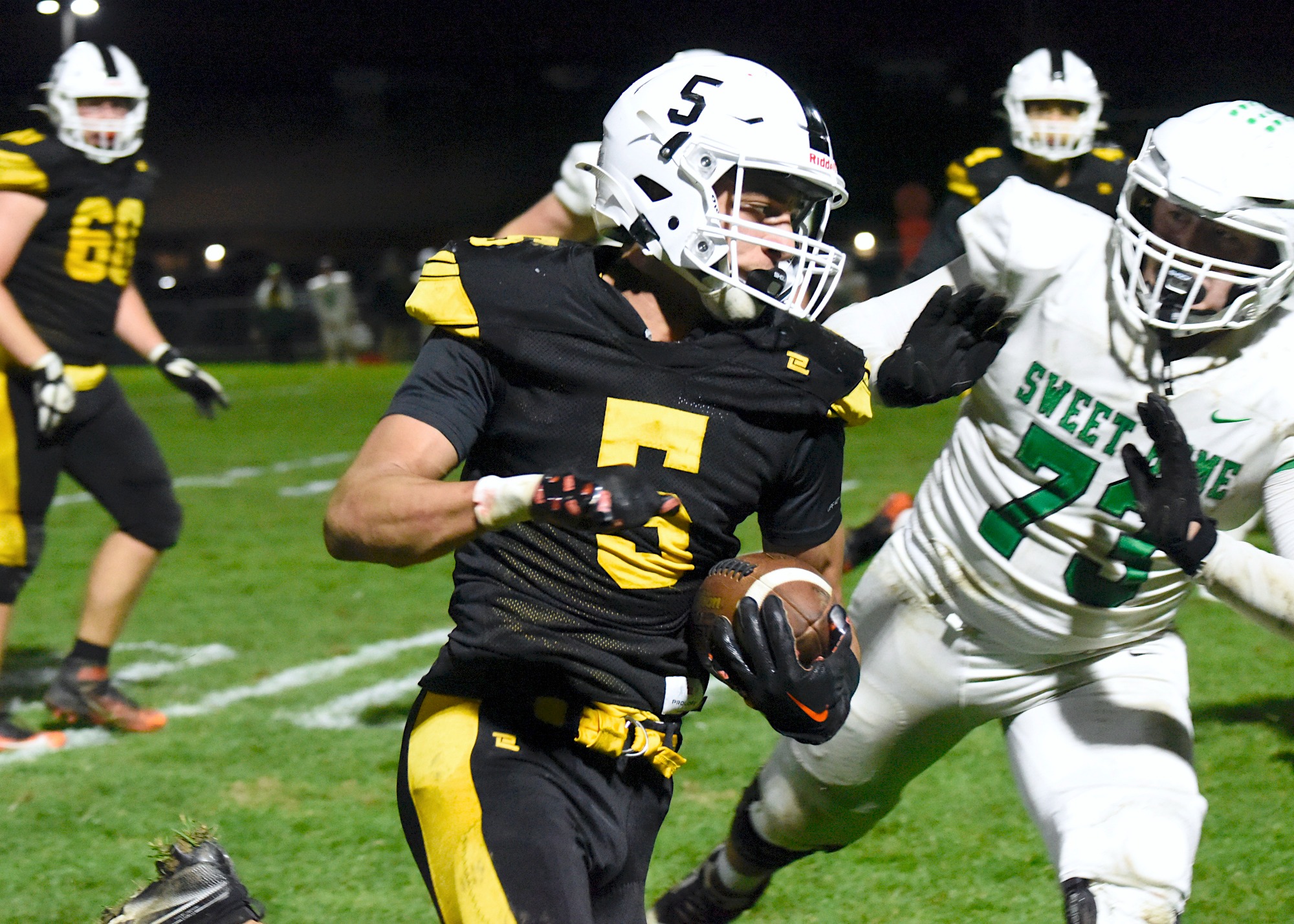 De La Rosa caps stellar senior football season with district’s top ...